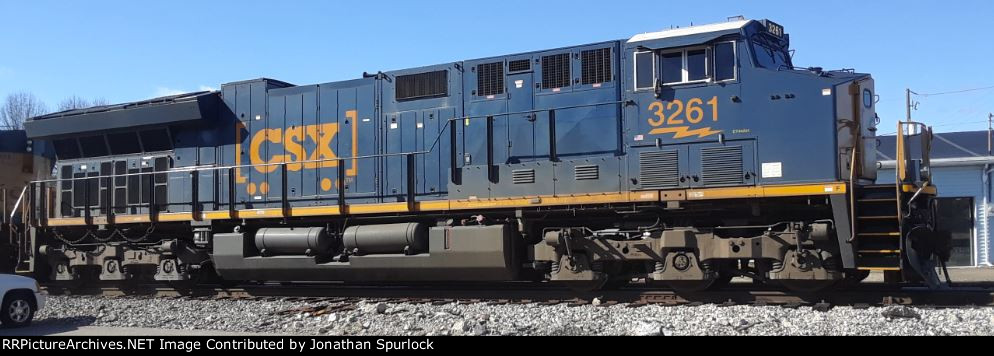 CSX 3261, engineer's side view